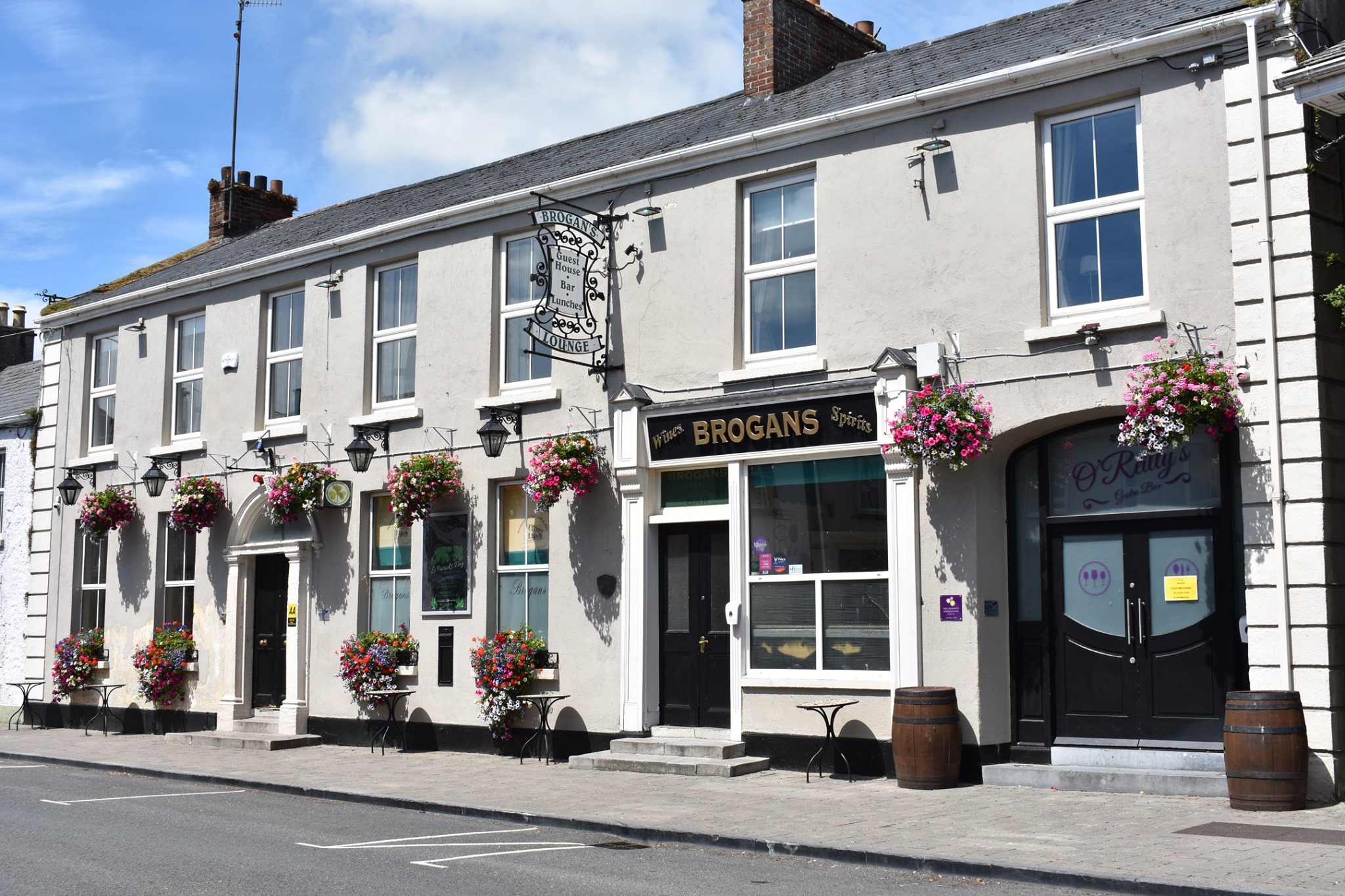 Accommodation, Music & Food | Brogans Bar & Hotel
