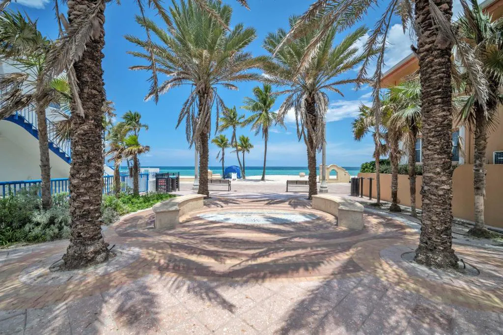 Home | Laguna Blu Beach